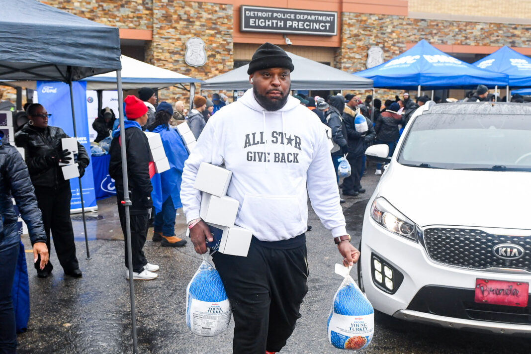 A Thanksgiving Tradition of Giving: All-Star Giveback Event Brings Joy ...